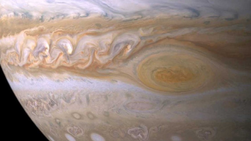Wasser entdeckt, das sich unter Jupiters tobendem Sturm des großen ...