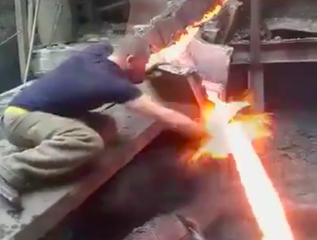 This Man Puts His Bare Hand Through Molten Metal Without Being Burned