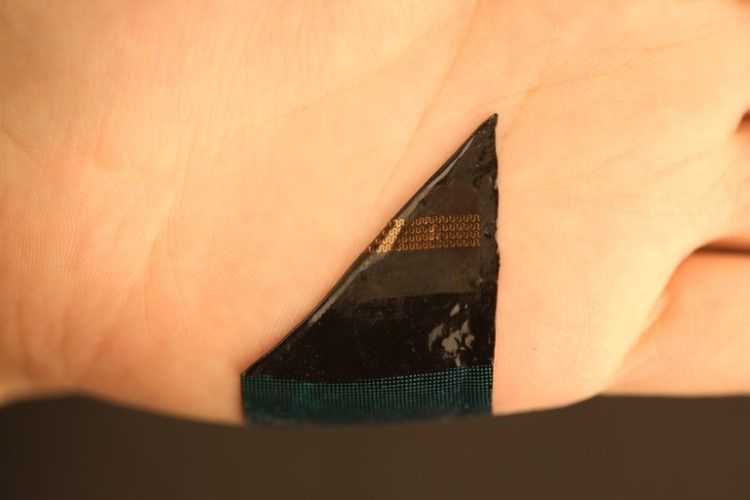 Wearable skin monitor detects changes in temperature of skin and conditions