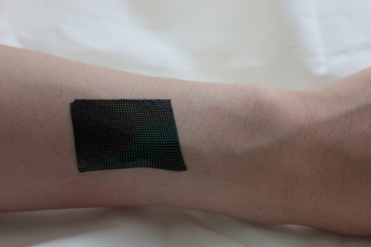 Wearable skin monitor detects changes in temperature of skin and conditions