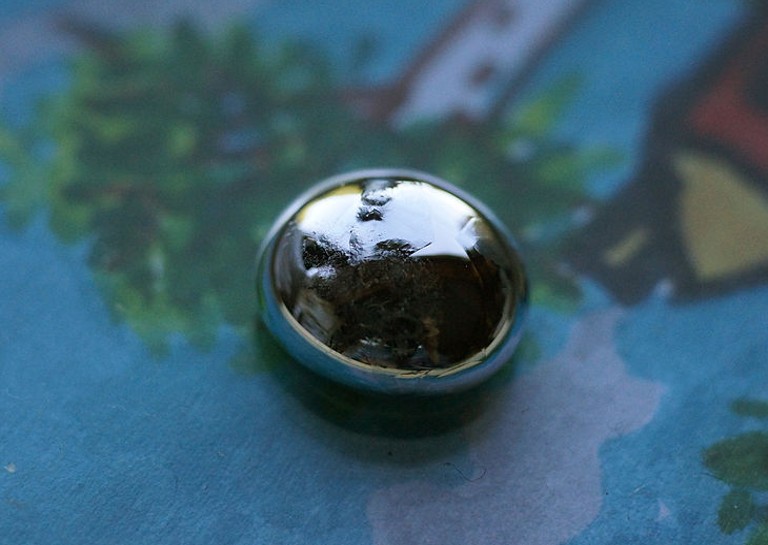 You Can Safely Pour This Liquid Metal Onto Your Hands