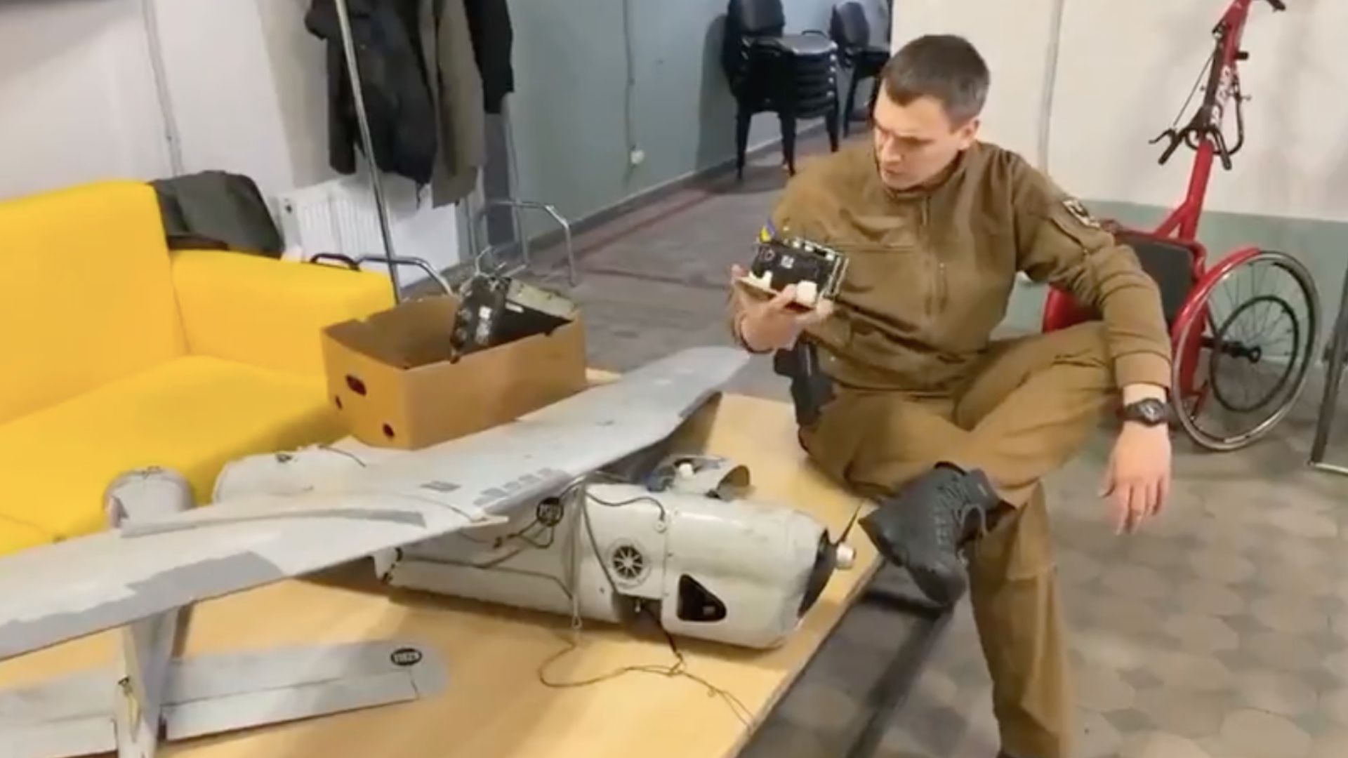 A video of a Ukrainian soldier reportedly reveals obsolete tech in ...