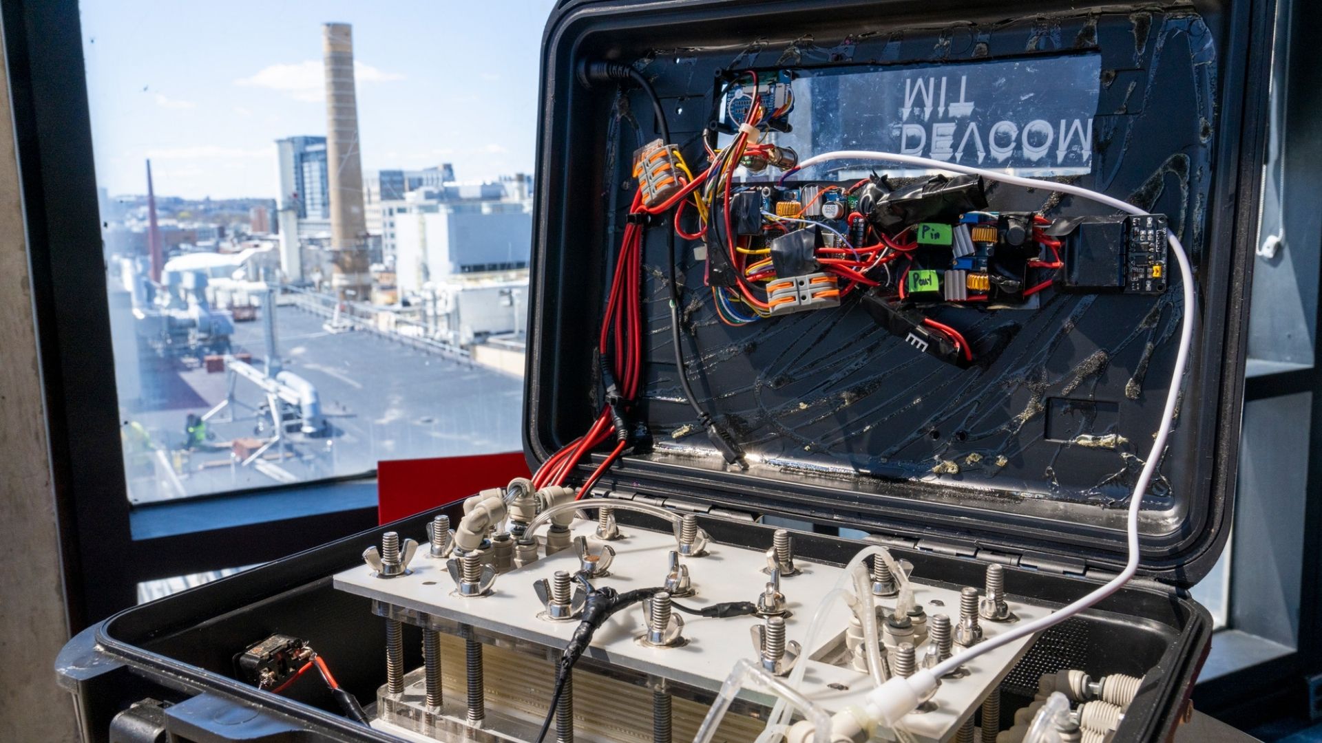 MIT's new desalination unit generates drinking water without the need ...