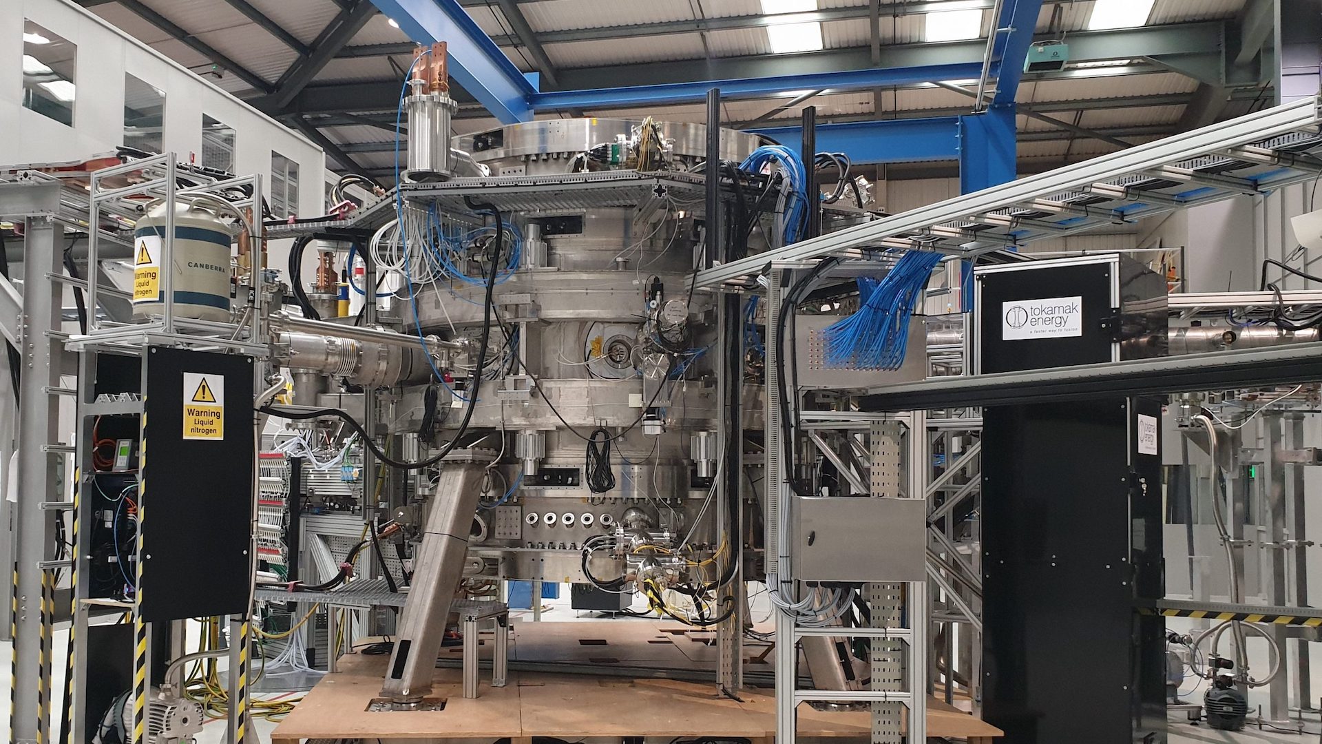 A nuclear fusion device pushes plasma to a record-breaking 100 million ...